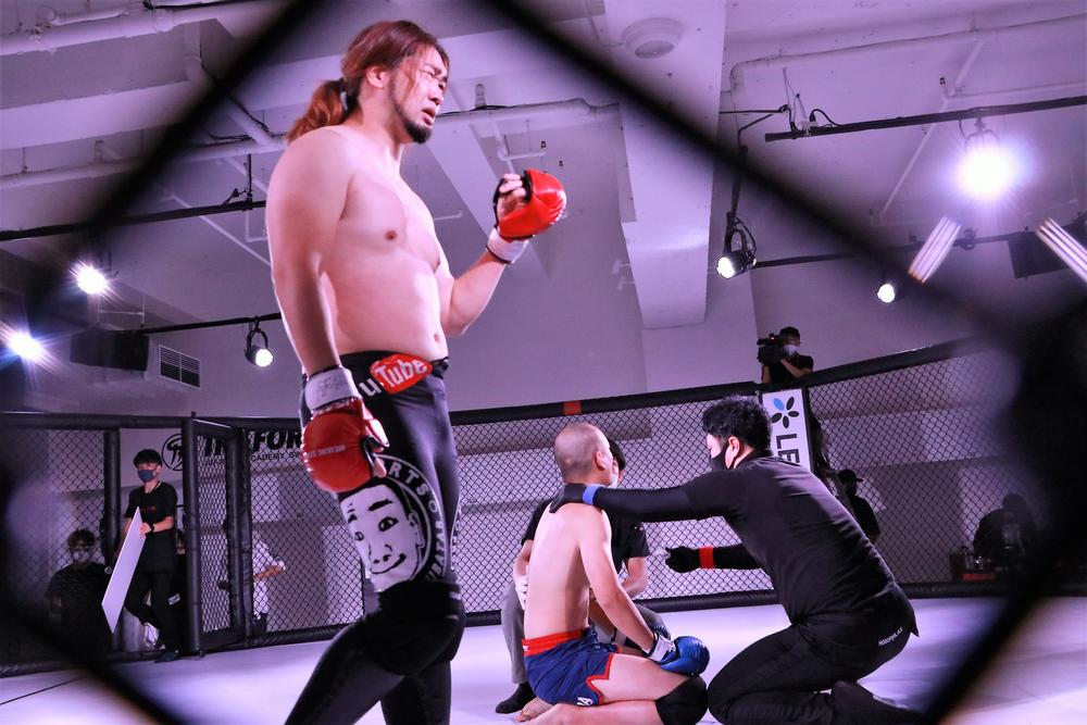 【BREAKING DOWN】菊野克紀が残り1秒TKO勝ち！ シバターがみなみかわを失神させる一本勝ち - ゴング格闘技