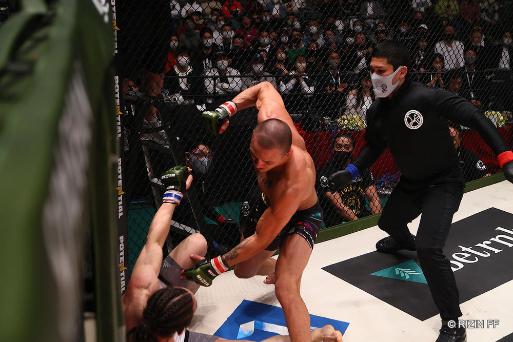 【RIZIN】グスタボが矢地を返り討ちTKO、関根“シュレック”が貴賢神にTKO勝ち、金原が摩嶋をTKO、征矢も復帰戦TKO勝ち、須藤が渡部との接戦制す、江藤が雑賀にTKO勝... - ゴング格闘技