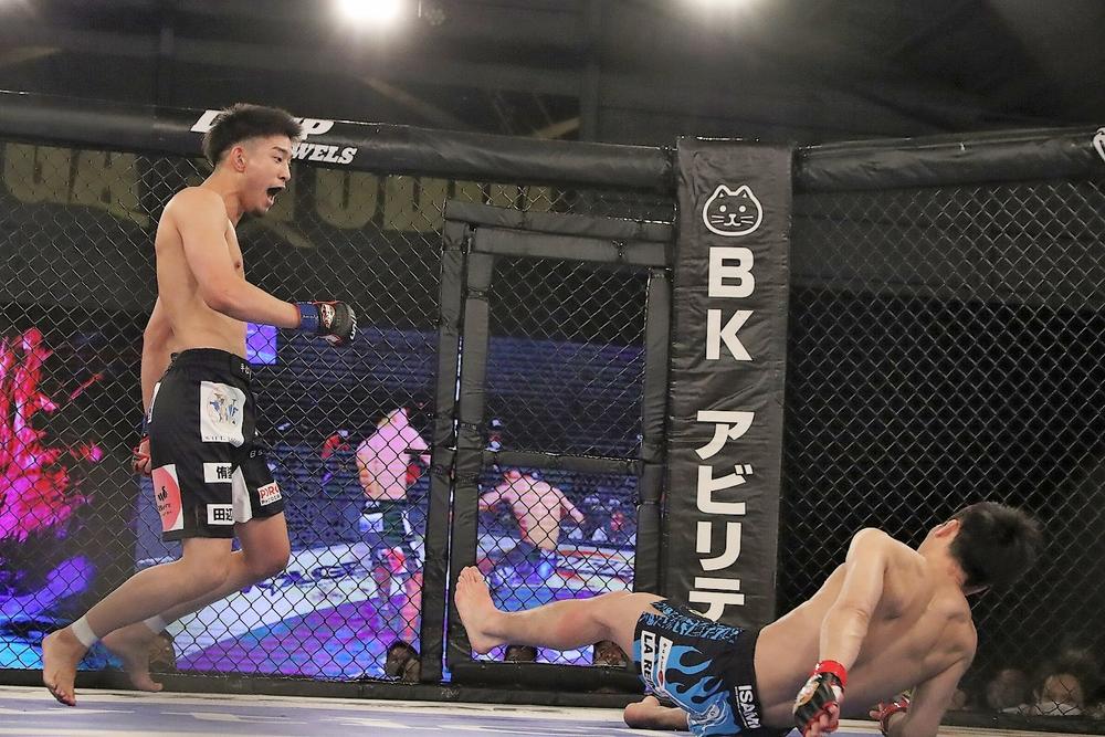 【DEEP】平松翔が3試合連続1R KO・TKO勝ち！ 昼の部では中本龍平が八尋大輝との接戦制す。サダエ☆マヌーフが富松破り9年ぶり白星＝8.28『DEEP OSAKA』 - ゴング格闘技